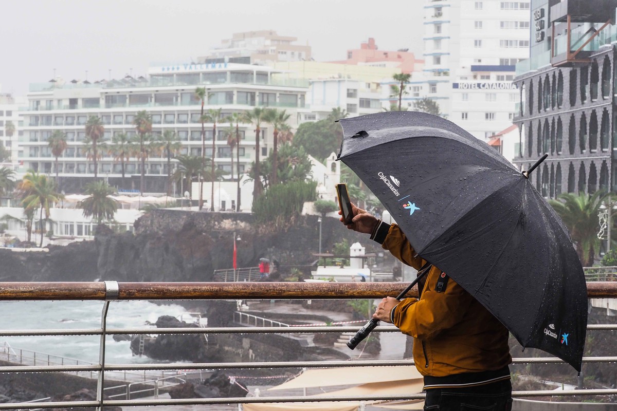 Aemet issues yellow weather warning for rain in the Canary Islands